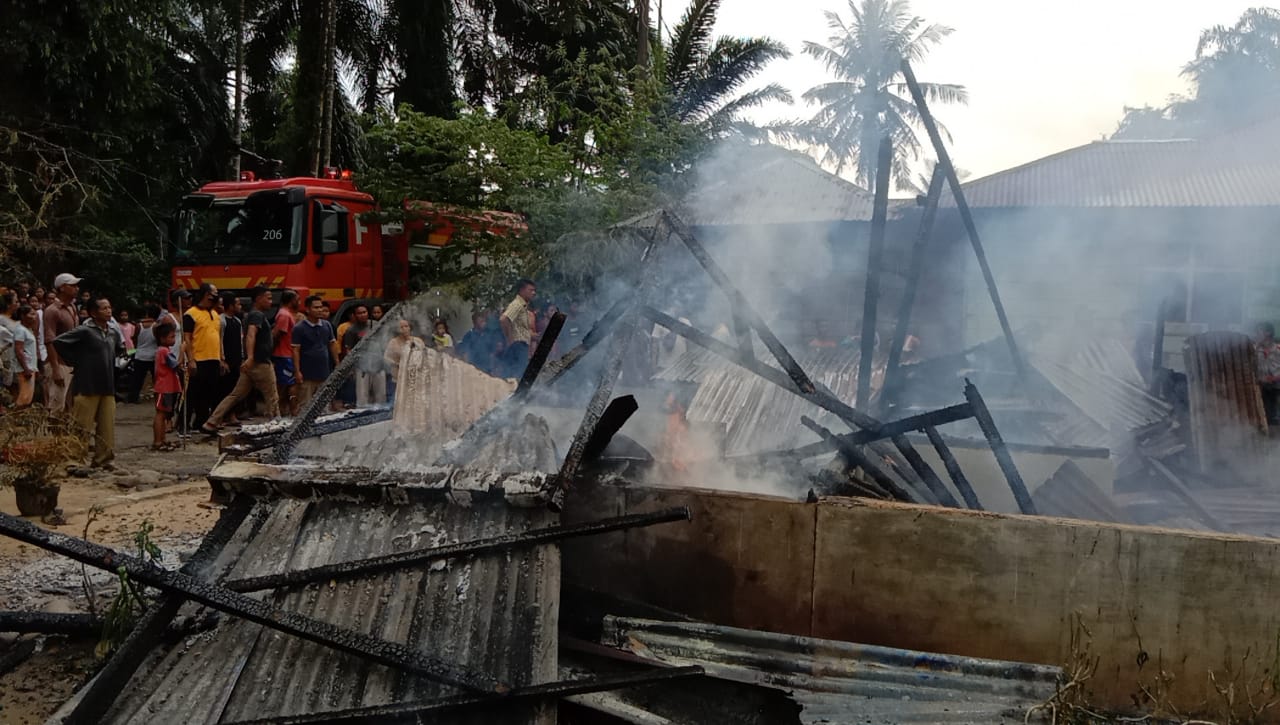 Rumah Janda Ludes Terbakar Saat Ditinggal Melayat – News 24 Jam